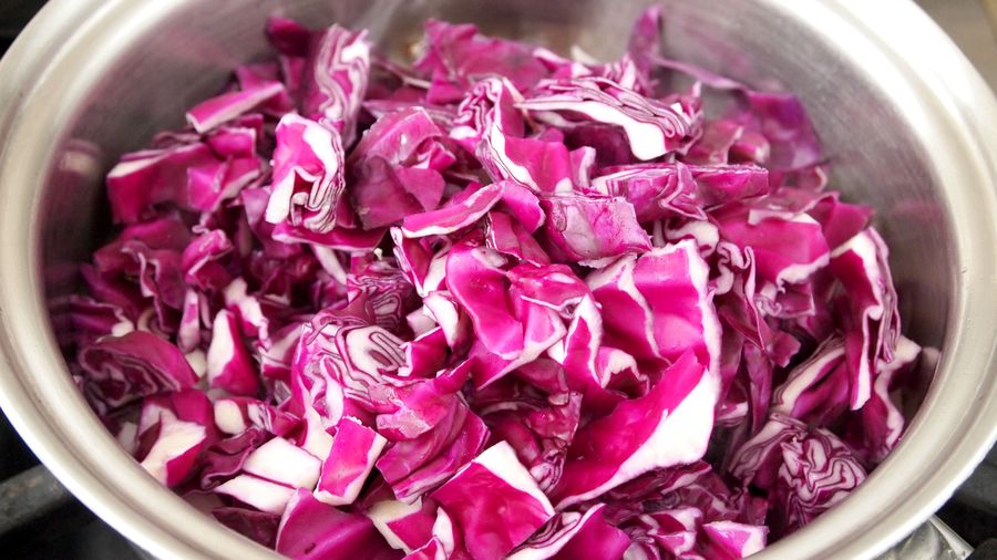 Receta de Sopa de Repollo Colorado y Aguacate | QueRicaVida.com