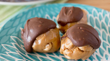 Roly Poly PB-Chocolate Balls Recipe - QueRicaVida.com