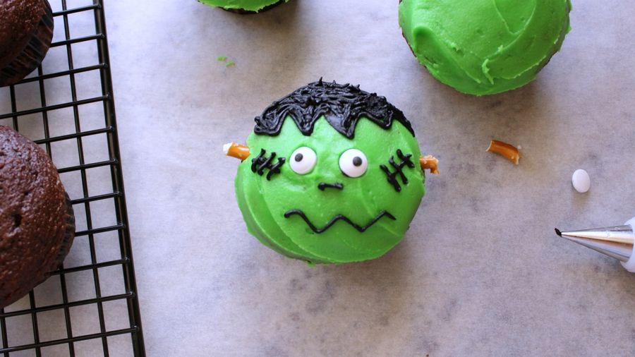 Frankenstein Cupcakes Recipe - QueRicaVida.com