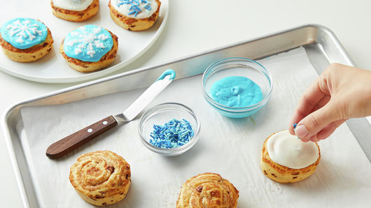 Snowflake Cinnamon Rolls Recipe - Pillsbury.com