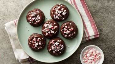 Hot Chocolate Crinkle Cookies with Marshmallow Frosting Recipe ...