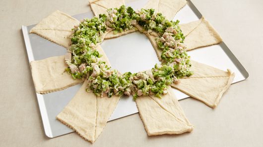 Cheesy Chicken and Broccoli Crescent Ring Recipe - Pillsbury.com