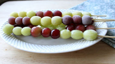 Grape, Yogurt and Granola Popsicles Recipe - QueRicaVida.com