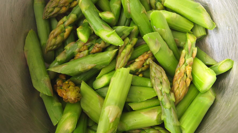 Flax Seed Crusted Chicken Tenders Over Veggies Recipe - QueRicaVida.com