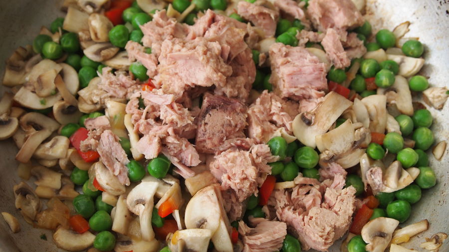 Tuna Pot Pie Recipe - QueRicaVida.com